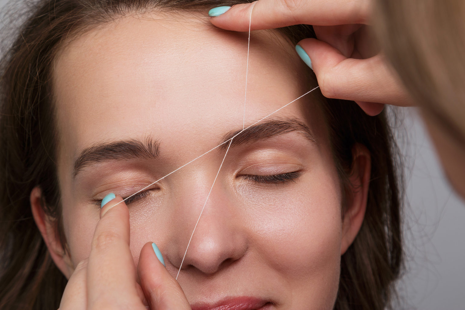 Plucking eyebrows with thread and thread technique