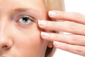 Why itchy eyebrows: causes and treatment