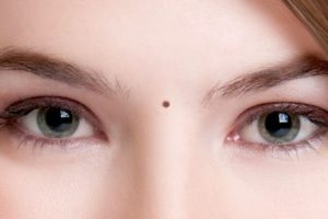 What a Mole Between the Eyebrows Really Means: Spiritual Symbolism ...